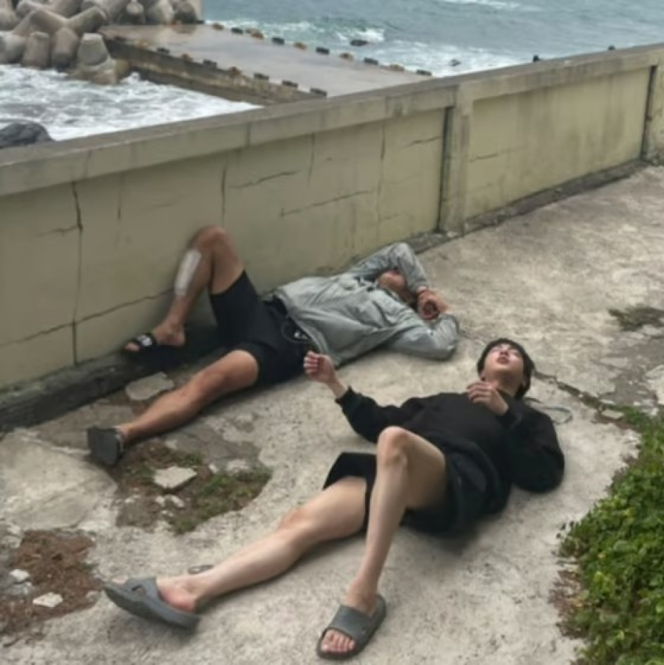 ギアン84＆BTS JIN、床に寝そべる「ノックダウン」 | 韓流ニュース | 韓流大好き!